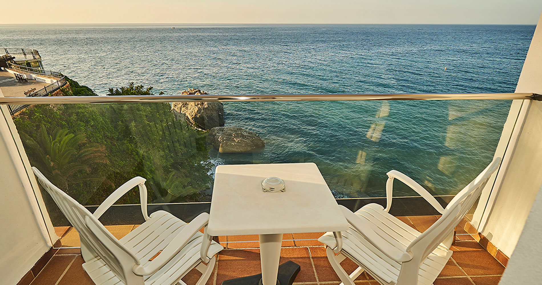 Habitación Doble con balcón y vista al mar lateral - Hotel Balcón de ...